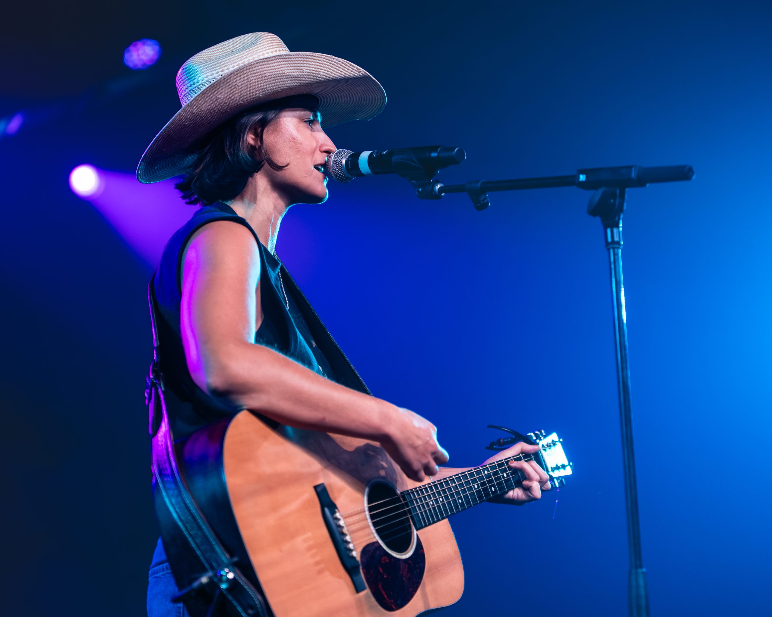 Queer country artist Angie K drops steamy “Sweatin'” video directed by ...